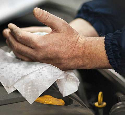 Use Industrial Hand Cleaning Wipes To Clean Dirty Hands-Sywipe